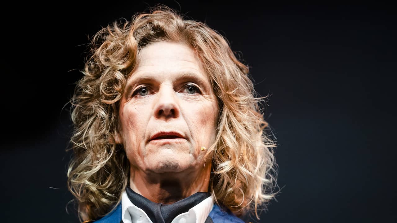Politiemedewerkers krijgen excuses voor beschuldiging van gluren in ...