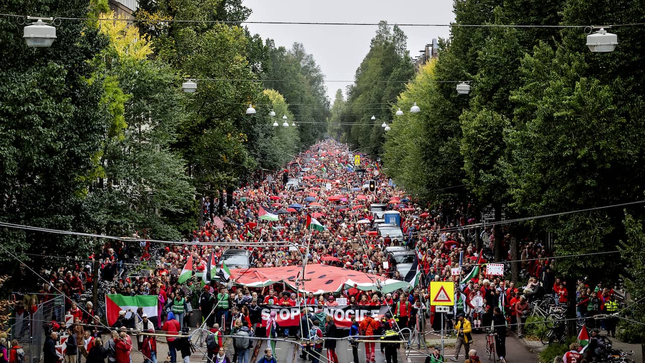 Organisatie meldt 250.000 deelnemers aan Rode Lijn-protest in Amsterdam ...