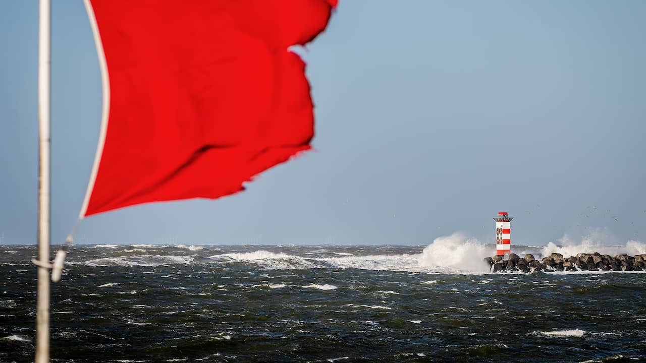 KNMI kondigt code rood af voor kustprovincies en Wadden wegens storm ...