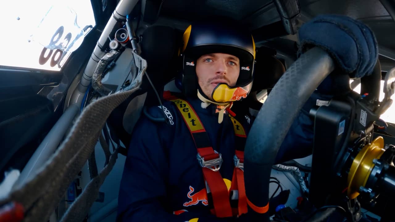 Max Verstappen racet in oude Ford-modellen over racecircuit | NU.nl