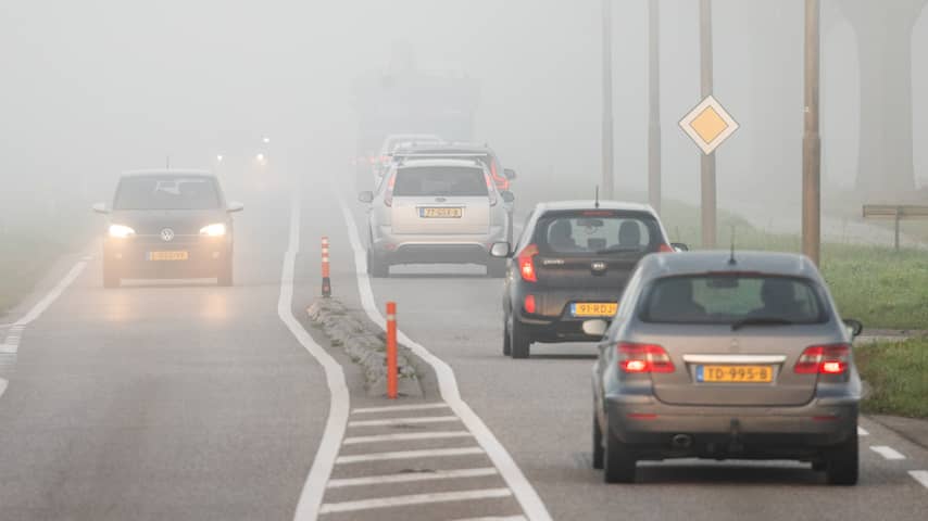 Code geel vanwege mist in alle provincies, verkeerswaarschuwing voor ...