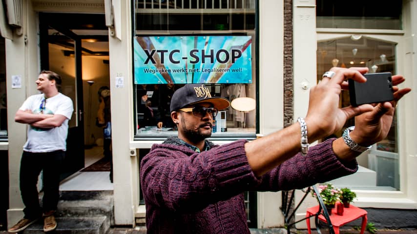 D66-jongeren voeren actie voor legalisering xtc | Amsterdam | NU.nl