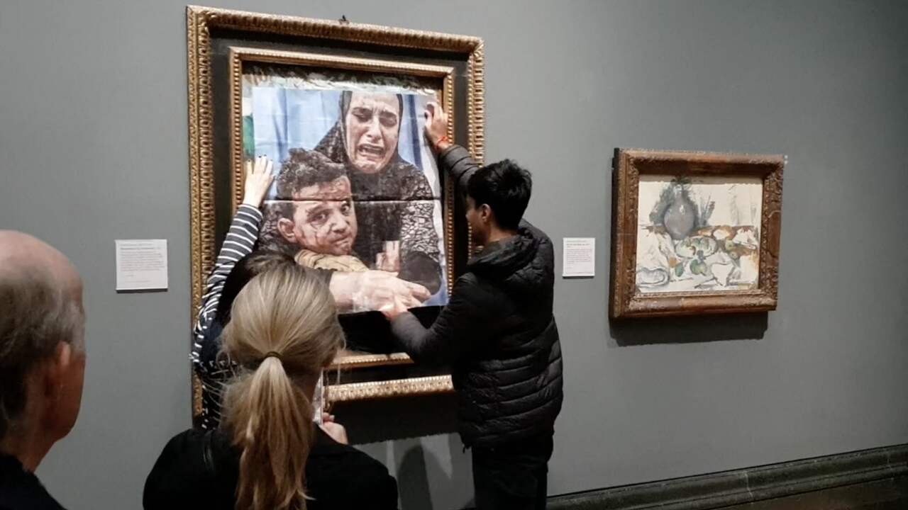 Activisten plakken foto van Palestijnen op schilderij van Picasso ...