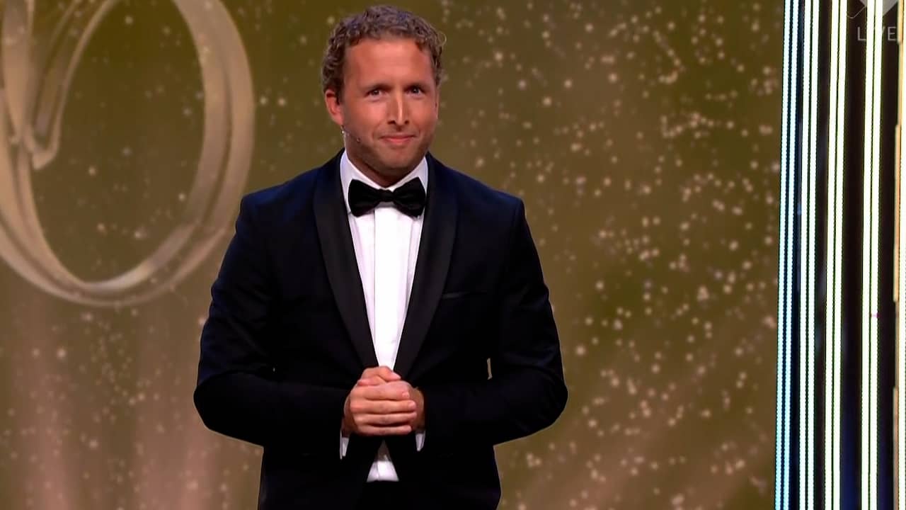 Peter Pannekoek fileert Johan Derksen tijdens Televizier-gala | NU.nl