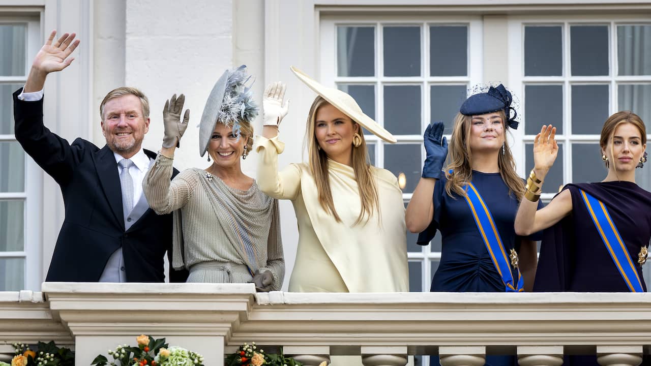 Dit droegen Máxima, Amalia, Alexia, Ariane en Willem-Alexander op ...