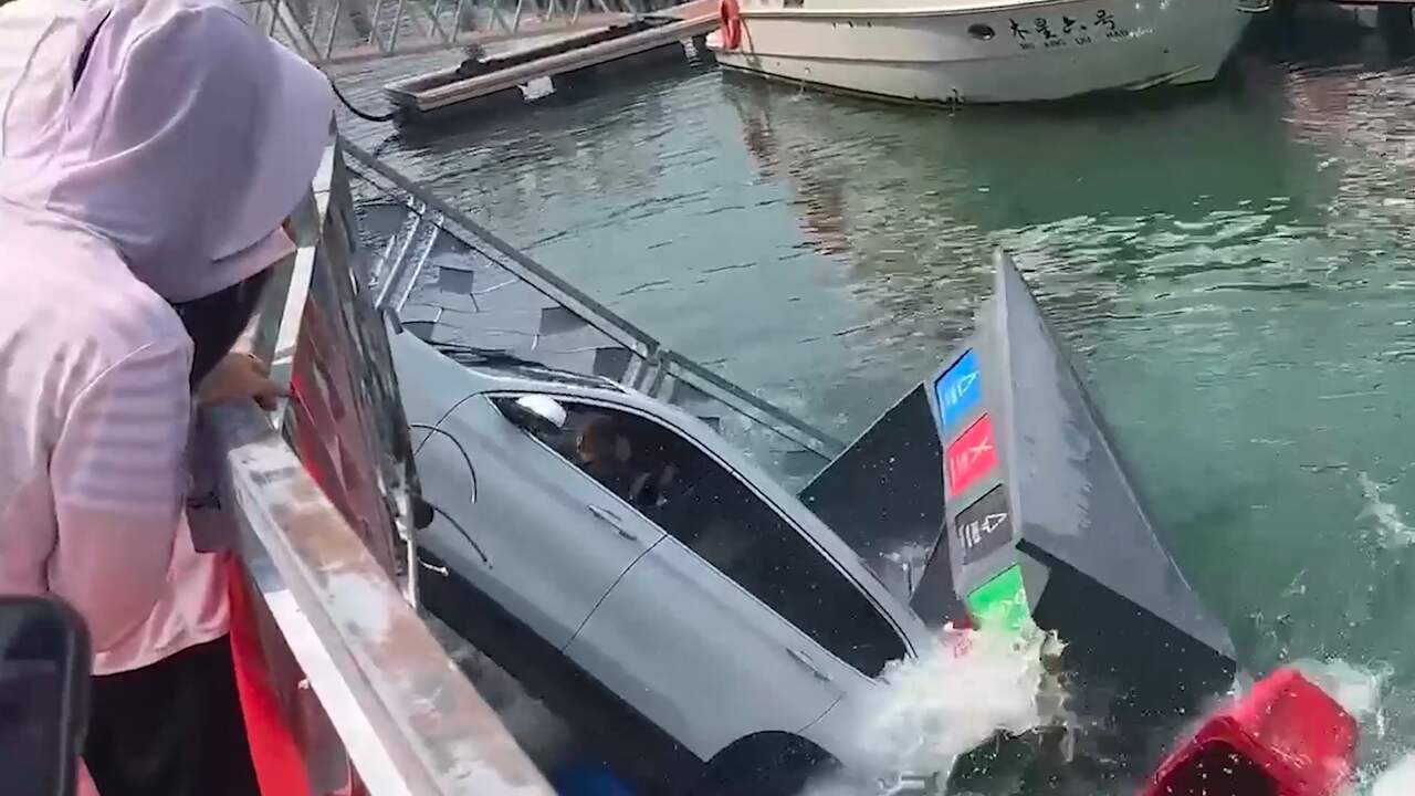 Chinees zet auto in achteruit en rijdt het water in | NU.nl