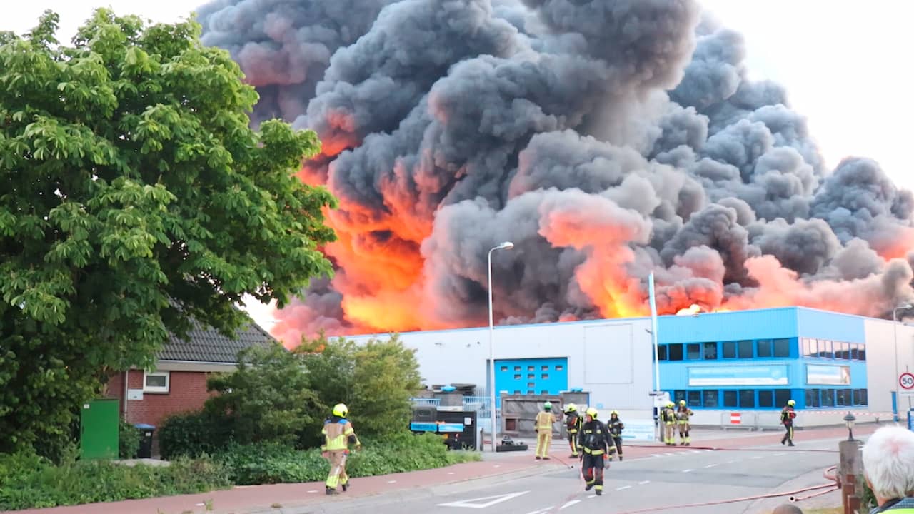 Brand in bedrijfspanden Ter Aar onder controle, rook neemt af ...