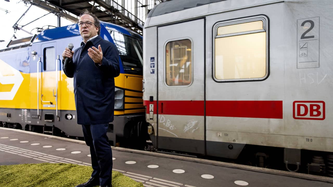 NS-directeur Koolmees biedt excuses aan voor roken in rookvrije zone ...