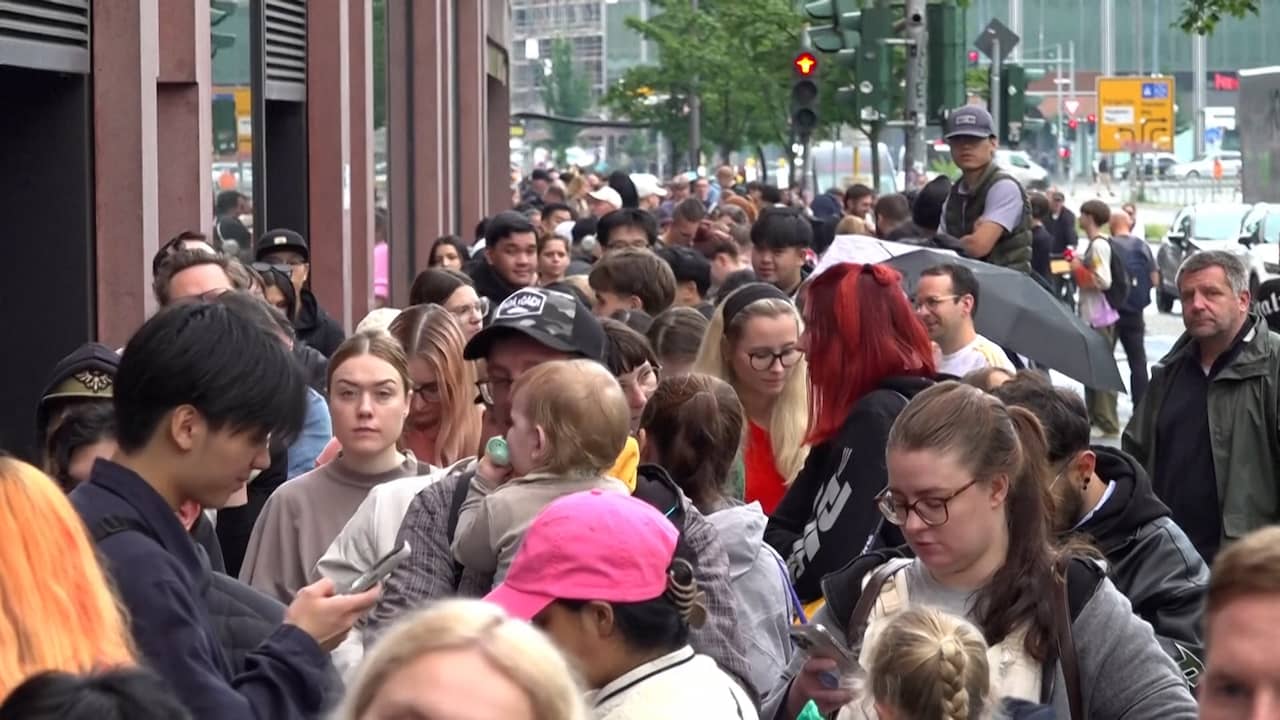 Honderden mensen in de rij voor Labubu-pop in Berlijn | NU.nl
