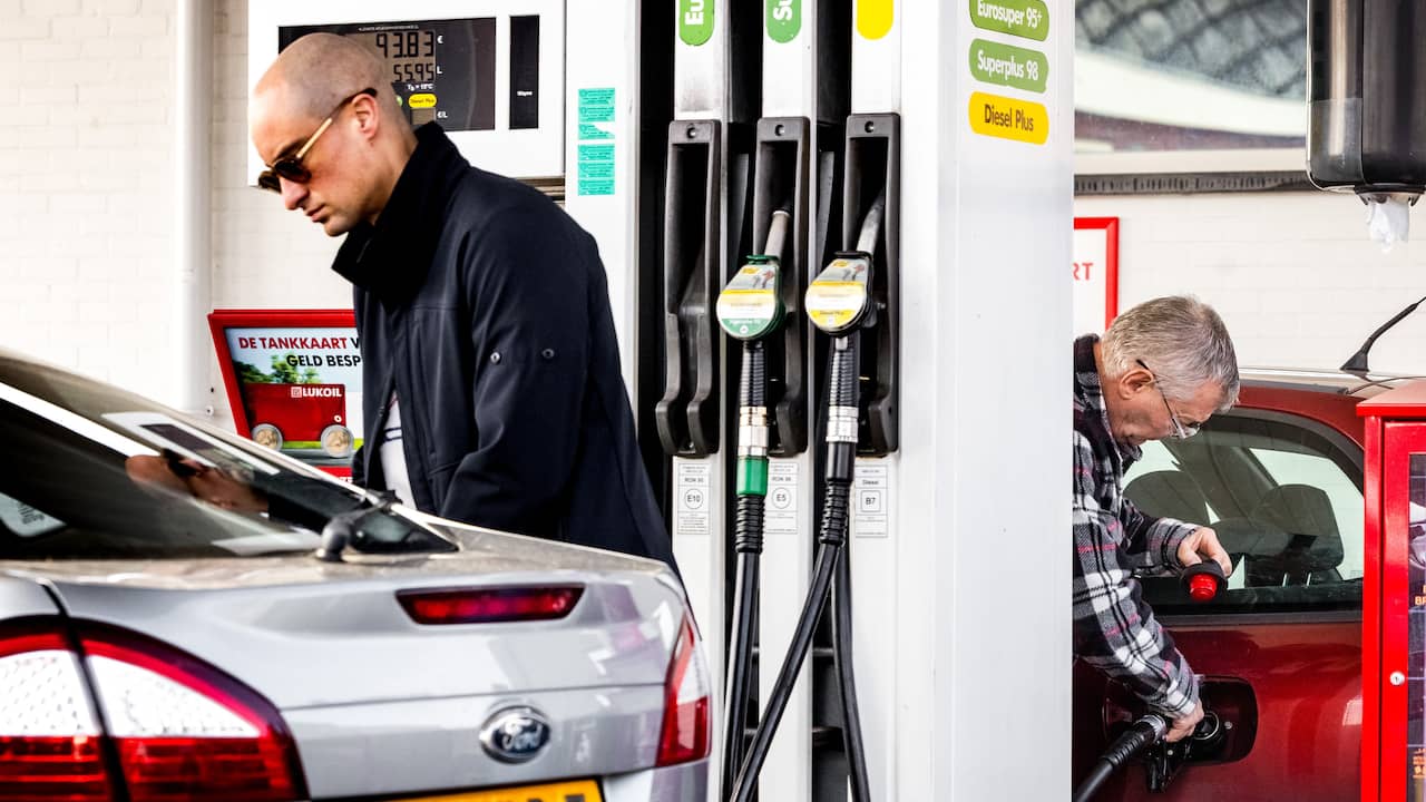 De olieprijzen dalen weer hard, terwijl benzine niet eerder zo duur was ...