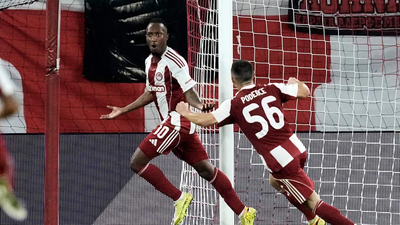 Gelson Martins schiet de bal kiezelhard achter PSV-doelman Kovár | NU.nl