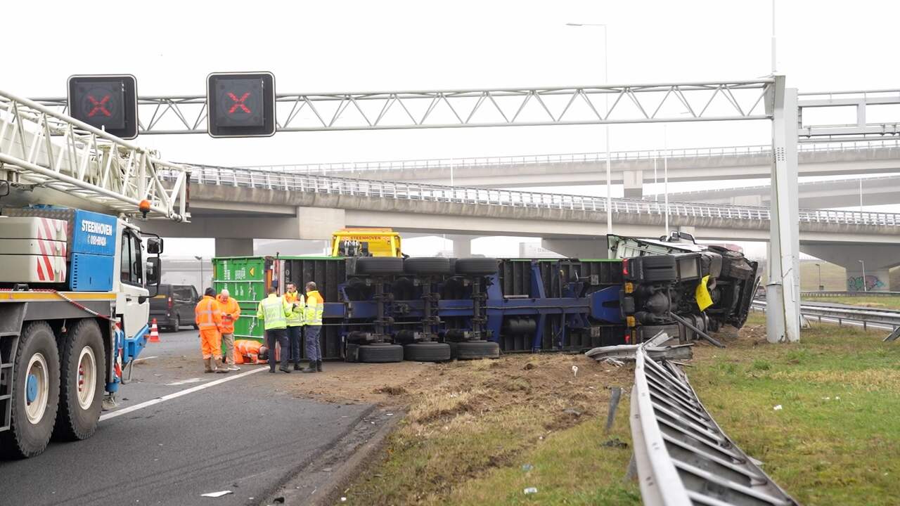 Gekantelde vrachtwagen ligt dwars over A15 en blokkeert verkeer | NU.nl