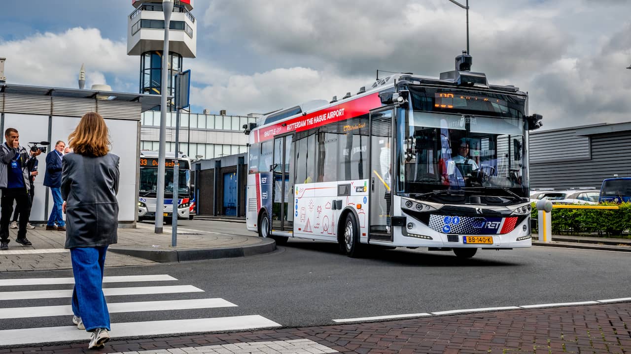 Voor het eerst rijdt een zelfrijdende bus op openbare weg in Nederland | Binnenland | NU.nl