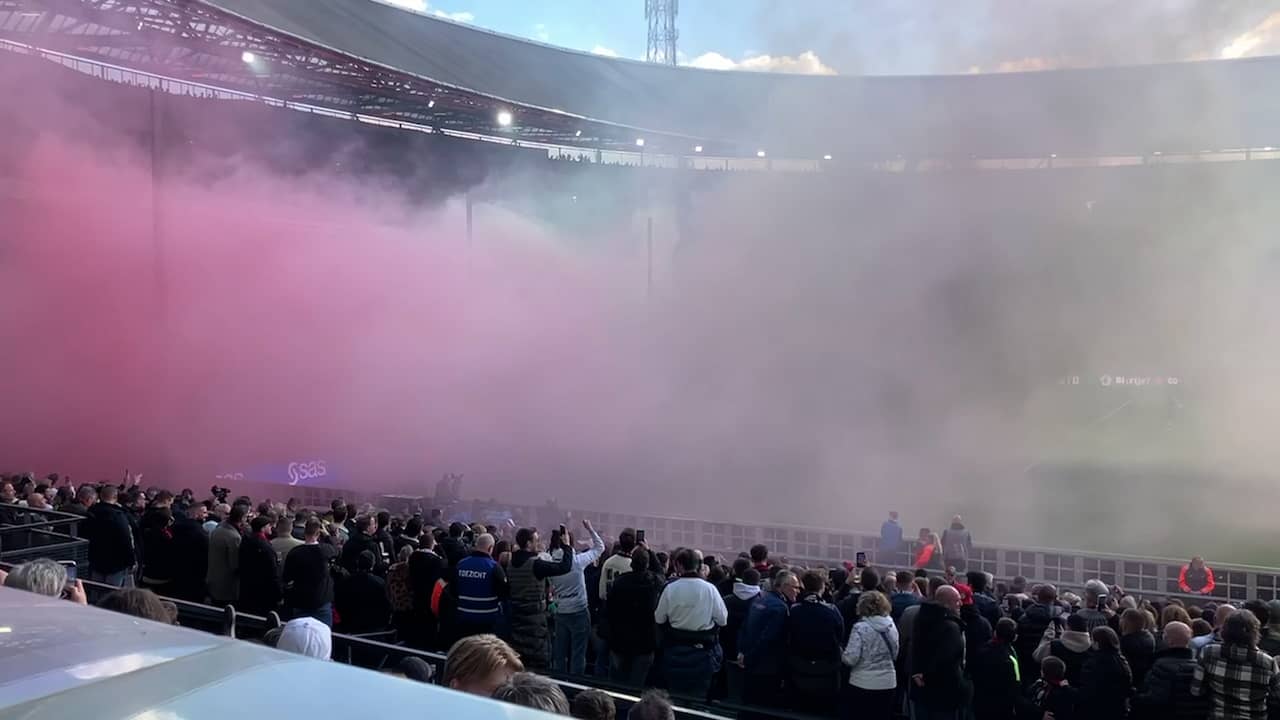 Enorm veel rook in De Kuip door vuurwerk tijdens bekerfinale | NU.nl