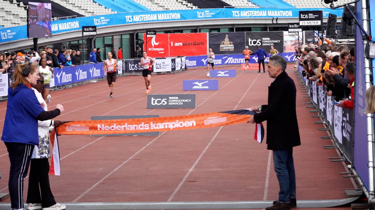 Keniaan Kipchumba wint jubileumeditie marathon van Amsterdam in recordtijd | Sport Overig | NU.nl