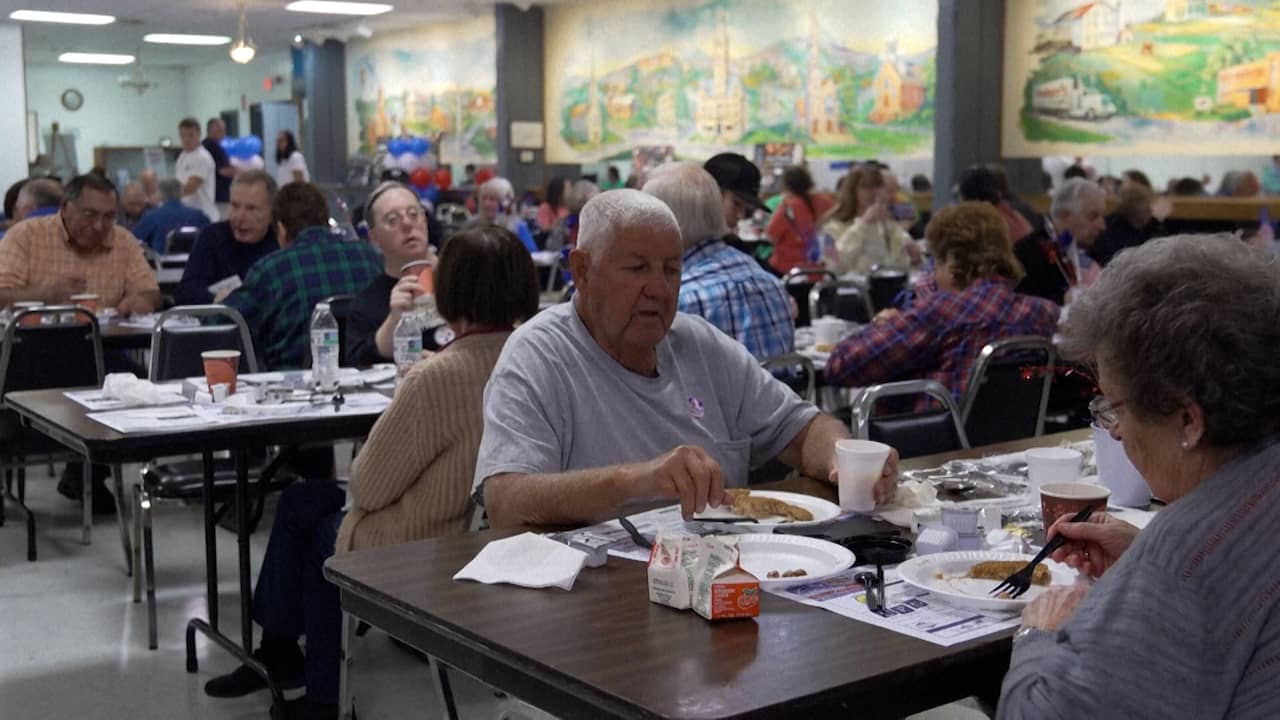 Aanhangers van Harris en Trump eten samen pannenkoeken in Butler | NU.nl