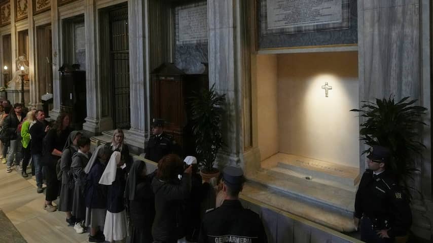 Eerste gelovigen bezoeken graftombe van paus Franciscus in Rome ...