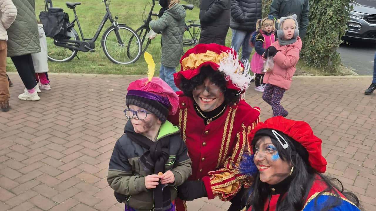 Dorp leert gebarentaal voor doof geboren Gijs | NU.nl