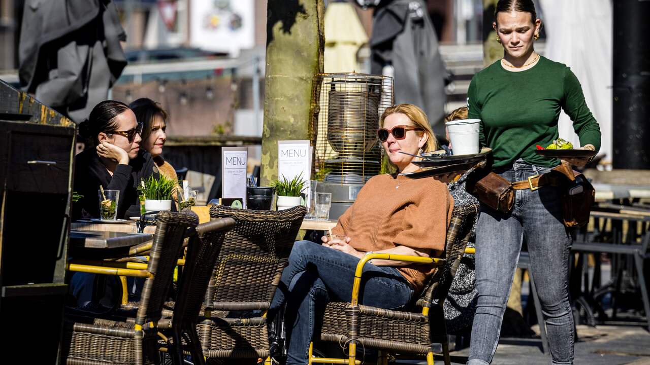 Werknemers horeca krijgen loonsverhoging en betere verdeling werk en ...