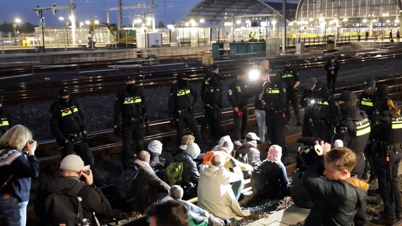 Activisten Extinction Rebellion zitten op spoor bij Amsterdam Centraal | NU.nl
