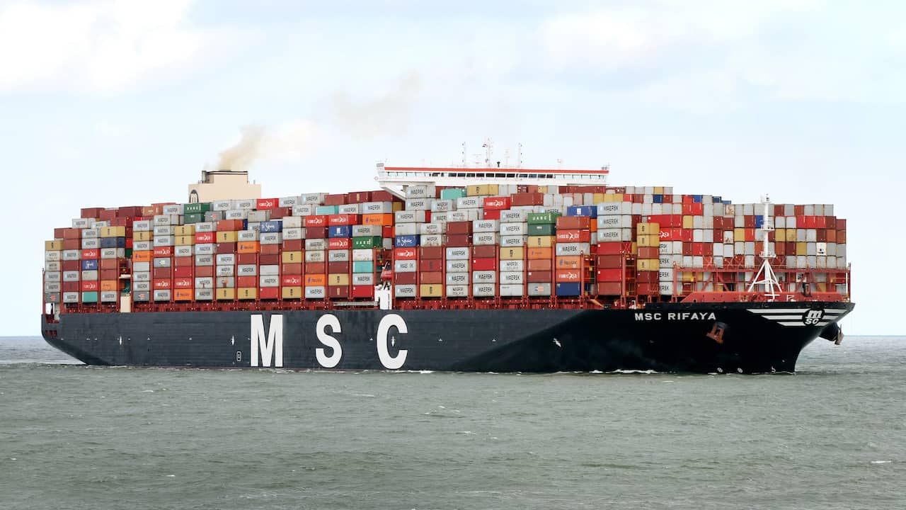 Containerschip dat op weg was naar Antwerpen draait om na bommelding ...