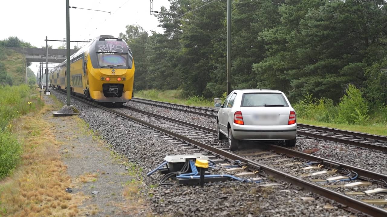 Hulpdiensten halen auto van treinspoor bij Weert | NU.nl