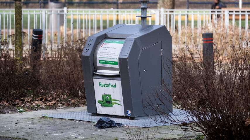 Politie vist 10.000 euro uit vuilcontainer in Rotterdam-Zuid ...