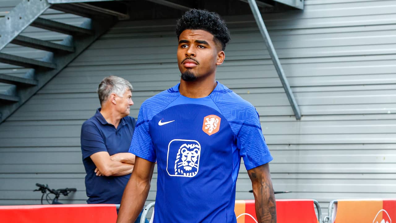 Ian Maatsen vervangt geblesseerde Frenkie de Jong in EK-selectie Oranje ...