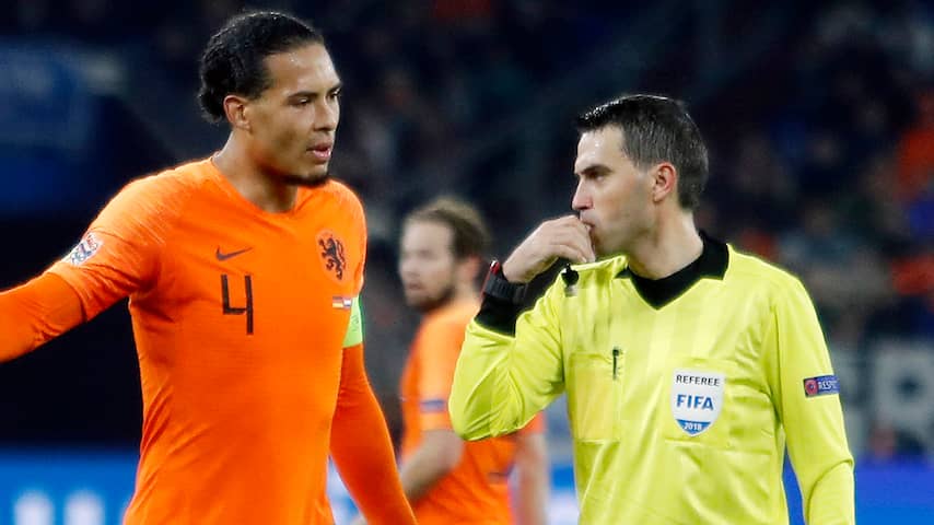 Scheidsrechter bij duel Oranje hoorde in rust dat moeder was overleden ...