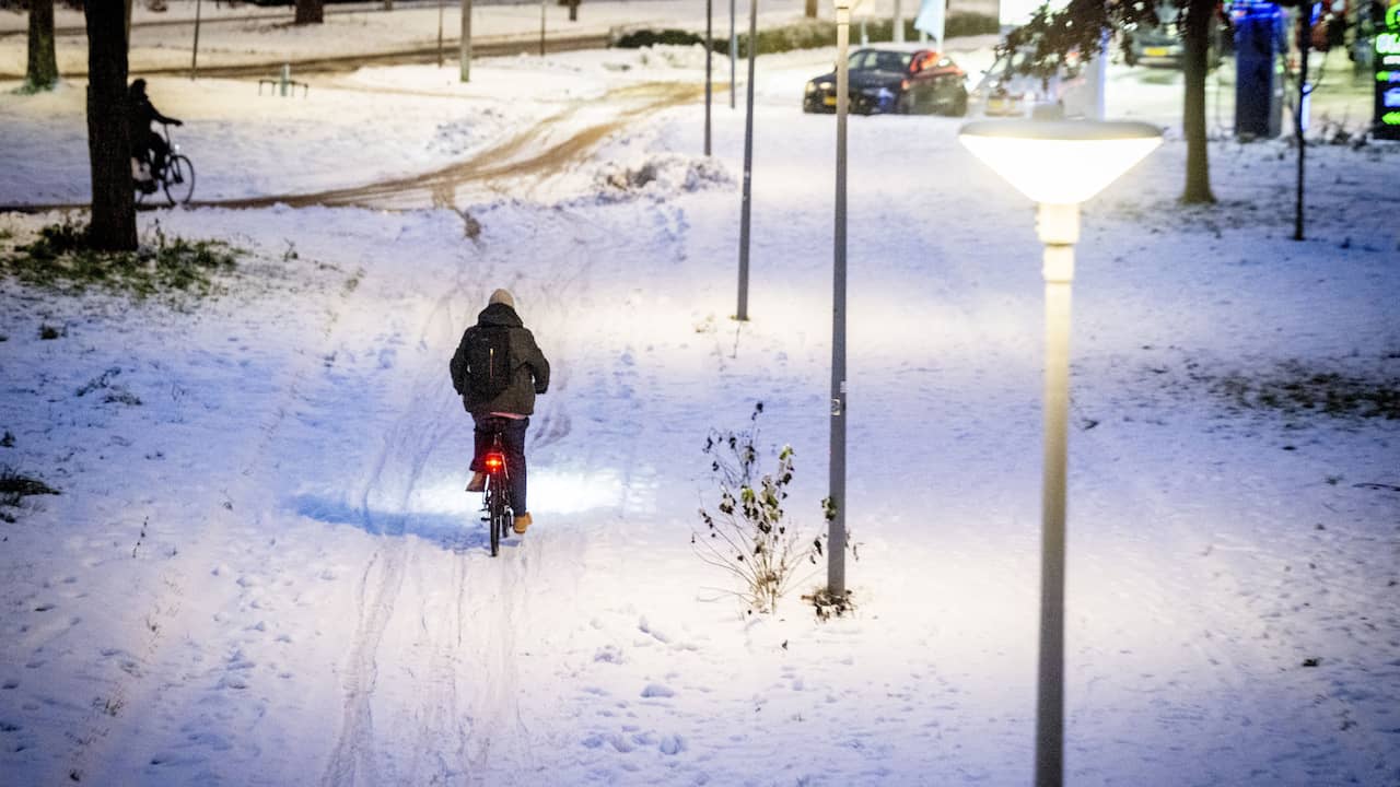 Live sneeuw | Luchtverkeer Schipol ligt plat, code oranje in bijna hele ...