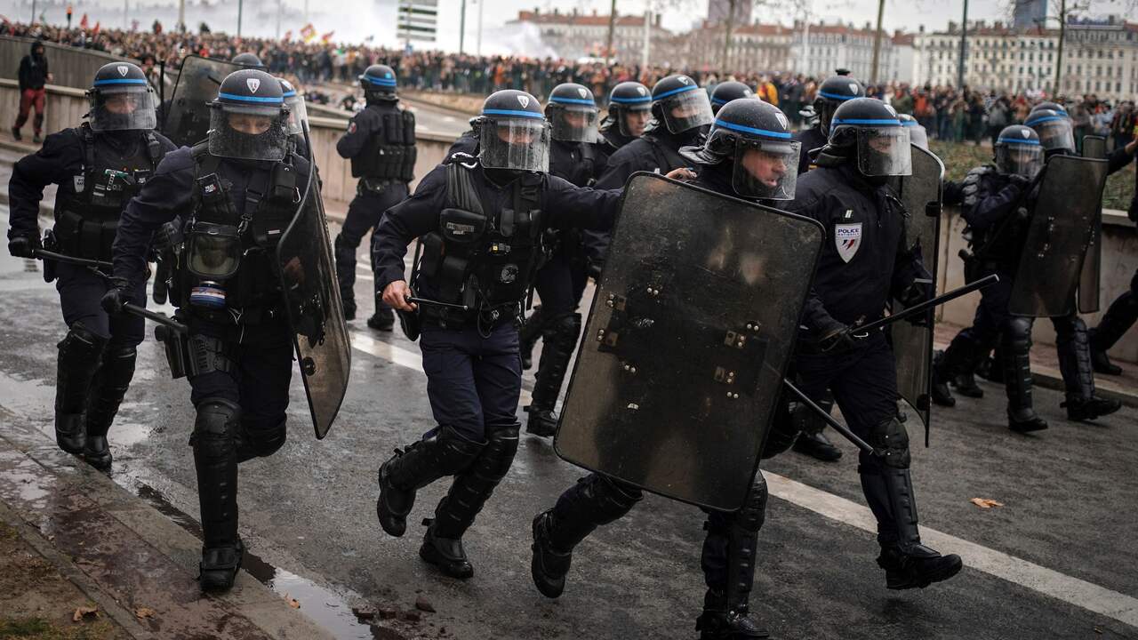 Enorm protest tegen Franse pensioenhervormingen leidt tot rellen ...