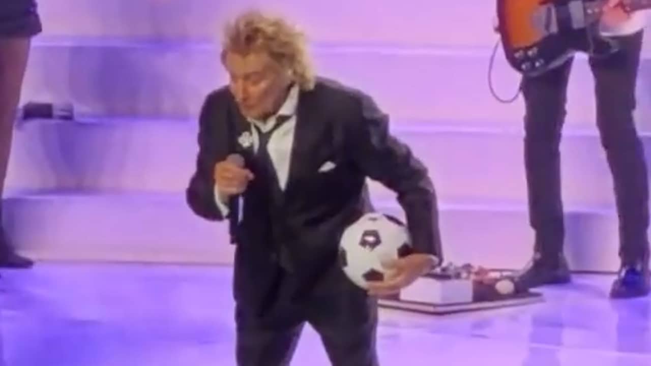 Rod Stewart onderbreekt optreden in Athene en wordt boos op fan | NU.nl