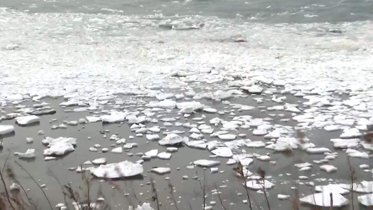 Grote hoeveelheden ijs drijven naar Japans eiland | NU.nl