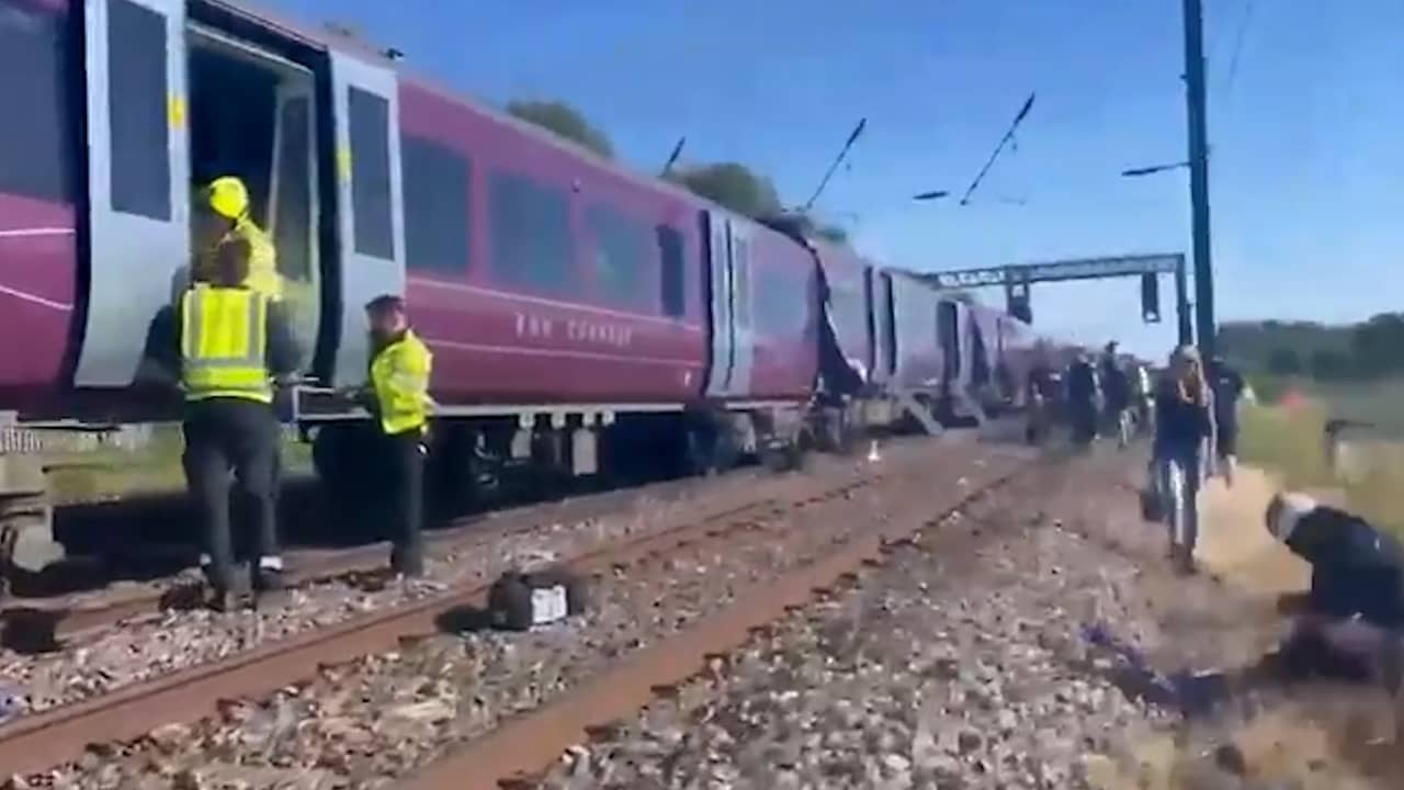 Hulpdiensten massaal aanwezig na botsing treinen bij Bedford | NU.nl