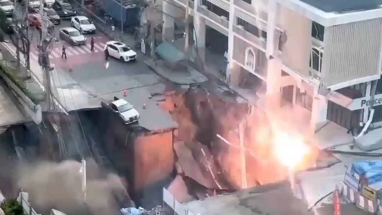 Enorm zinkgat slokt hele straat op tijdens spits in Bangkok | NU.nl