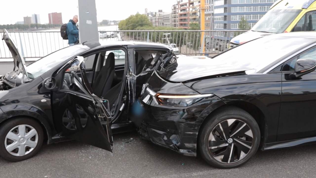 Taxichauffeur scheurt Erasmusbrug op en botst tegen andere auto | NU.nl