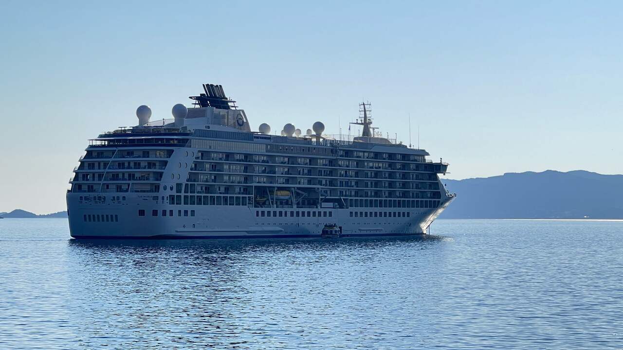 Van boord gevallen passagier cruiseschip na 24 uur uit zee gered ...