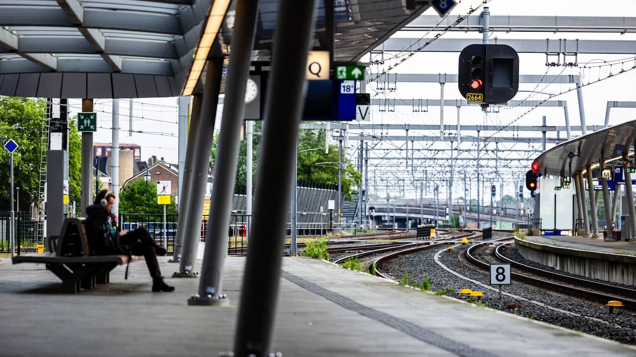 Dinsdag in heel Nederland geen treinen door staking NS | Economie | NU.nl