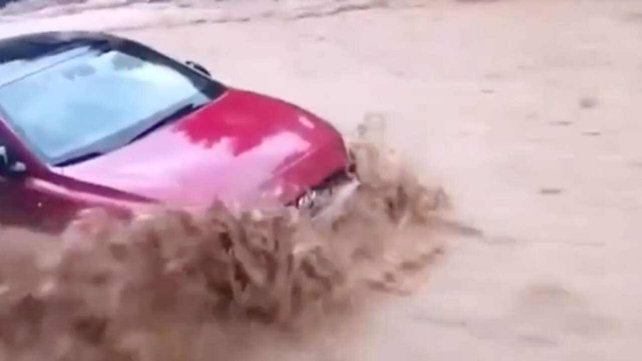 Belg filmt hoe straat in mum van tijd in kolkende rivier verandert | NU.nl