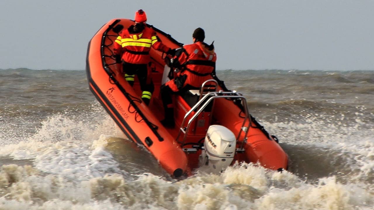 Drie leden Reddingsbrigade zelf gered na kapseizen boot | Algemeen | NU.nl