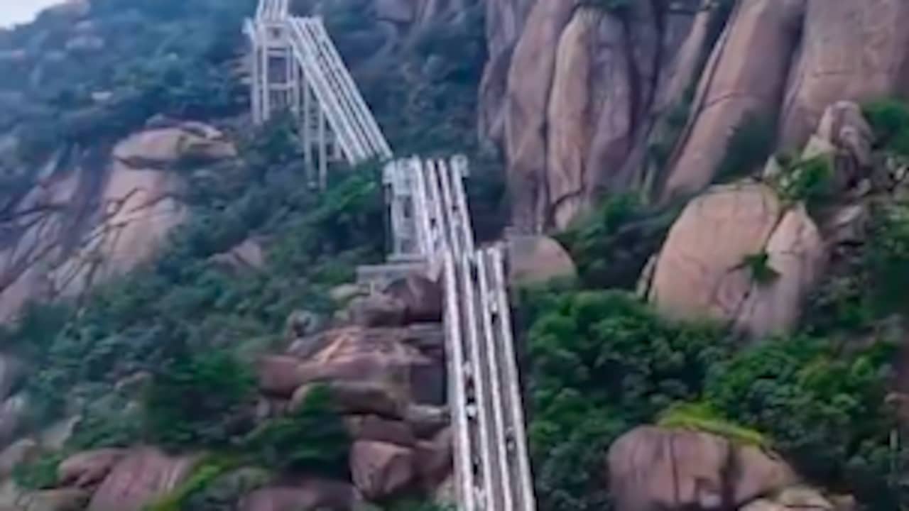 Gigantische roltrap naar bergtop geopend in China | NU.nl