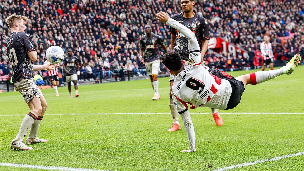 Spektakel in Eindhoven: PSV-spits Pepi scoort met omhaal tegen FC Volendam - Oozo.nl
