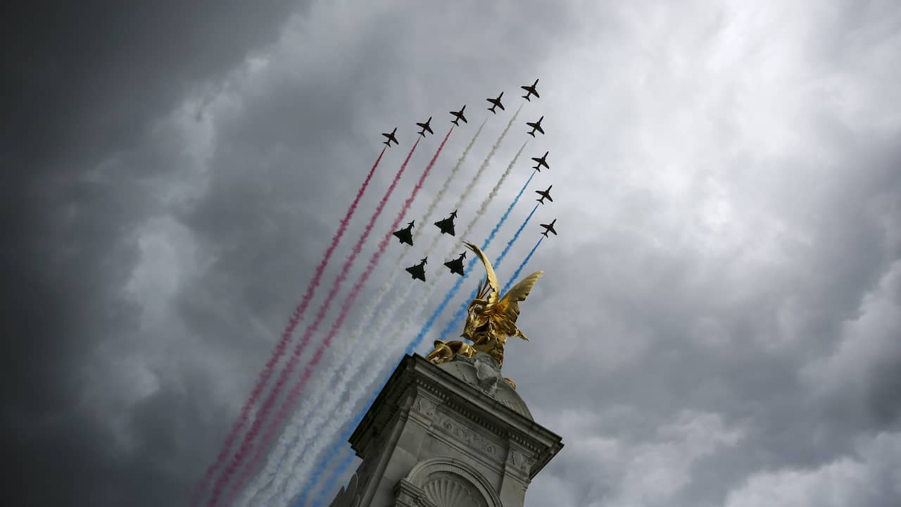 Straaljagers vliegen langs Buckingham Palace op Victory in Europe Day ...
