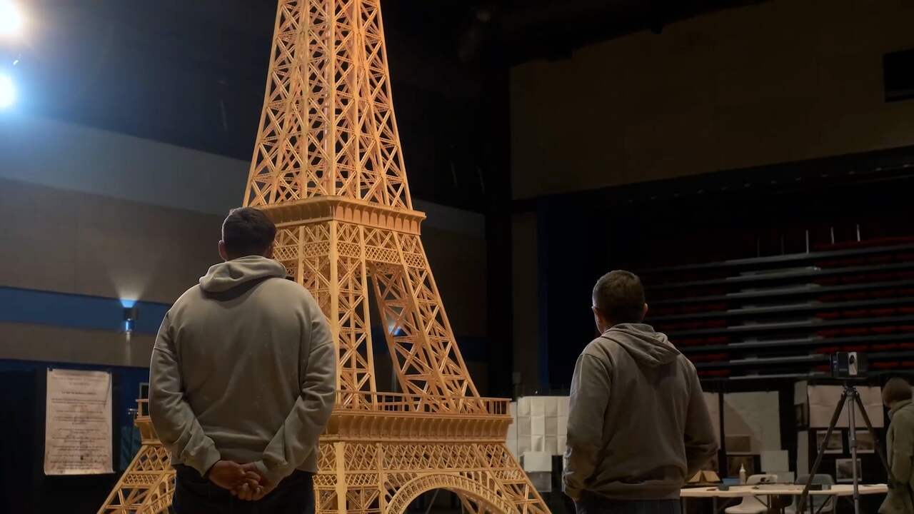 Metershoge Eiffeltoren van lucifers breekt toch wel record | NU.nl