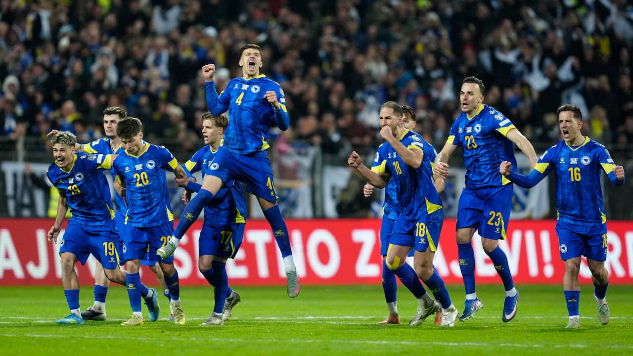 Door deze penalty van PSV'er Bajraktarevic gaat Italië weer niet naar ...