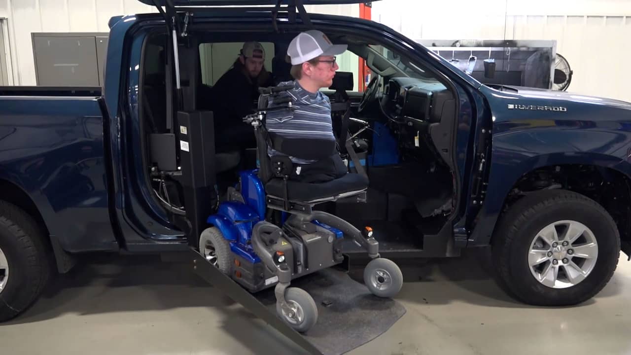 Amerikaan zonder armen en benen bestuurt truck met joystick | NU.nl