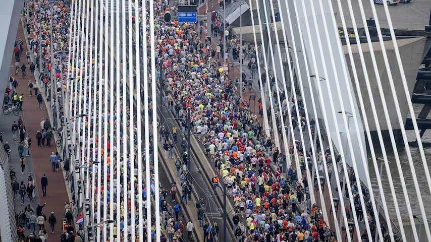 Duizenden lopen onder toeziend oog Schoof marathon van Rotterdam ...