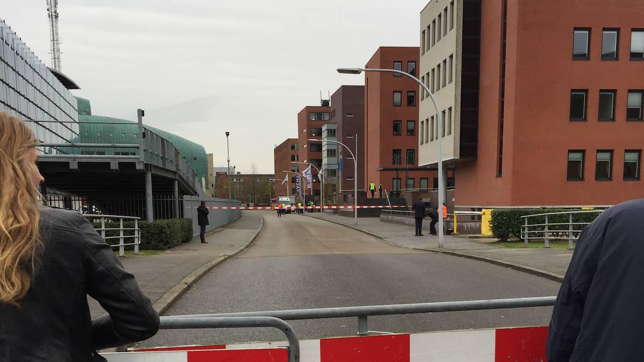 Ontruiming IND Zwolle en politiebureau Huizen na verdachte pakketjes ...