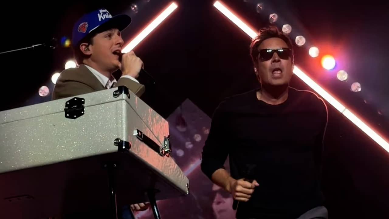 Jimmy Fallon zingt als verrassing Africa bij concert Charlie Puth | NU.nl