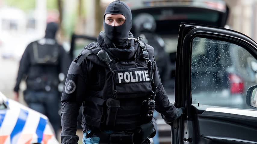Arrestatieteam valt flat binnen en vindt geladen vuurwapen | Amsterdam ...